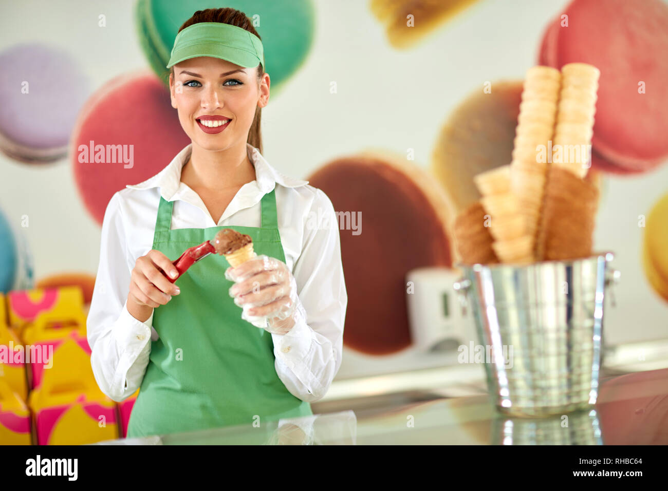 Cake shop girl hi-res stock photography and images - Alamy