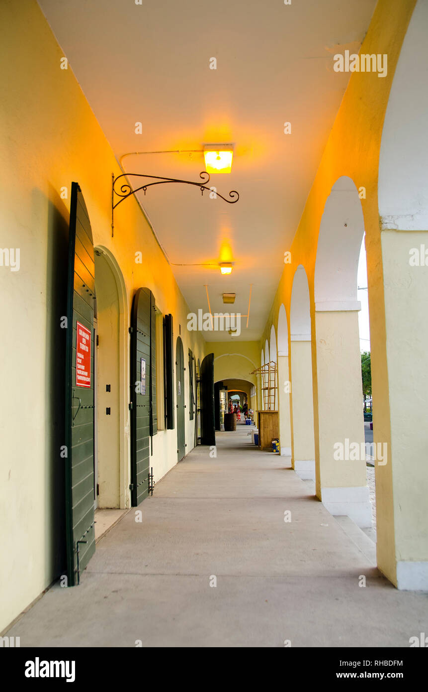 Covered walkway hi-res stock photography and images - Alamy