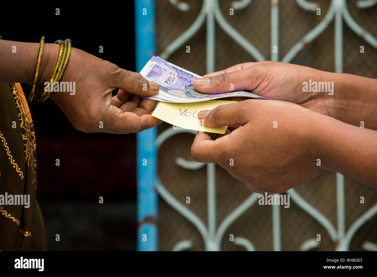 Black man holding money in his hand hi-res stock photography and images ...