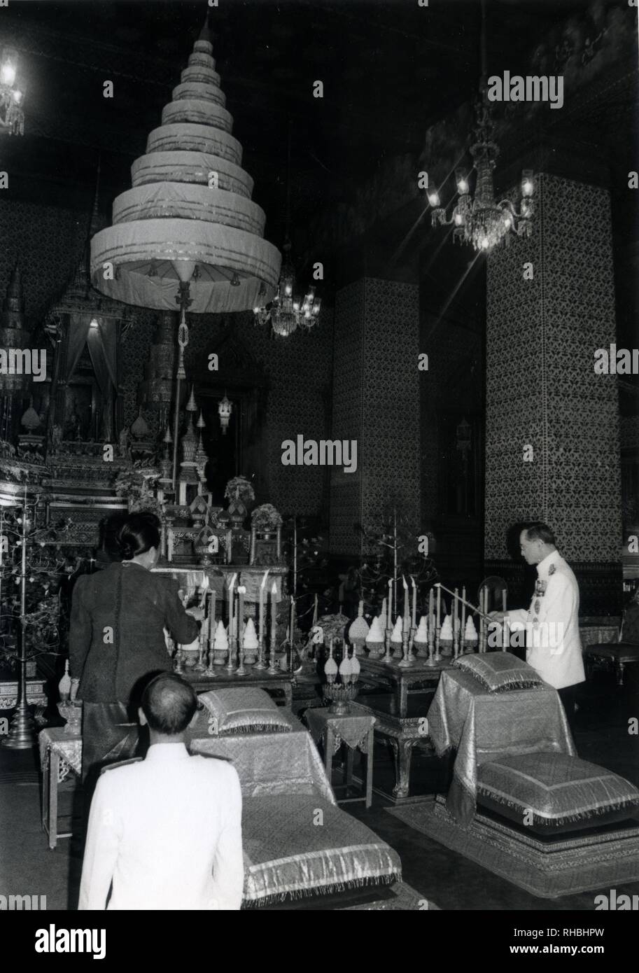 King rama 9 with queen for newspaper to print royal hi-res stock ...