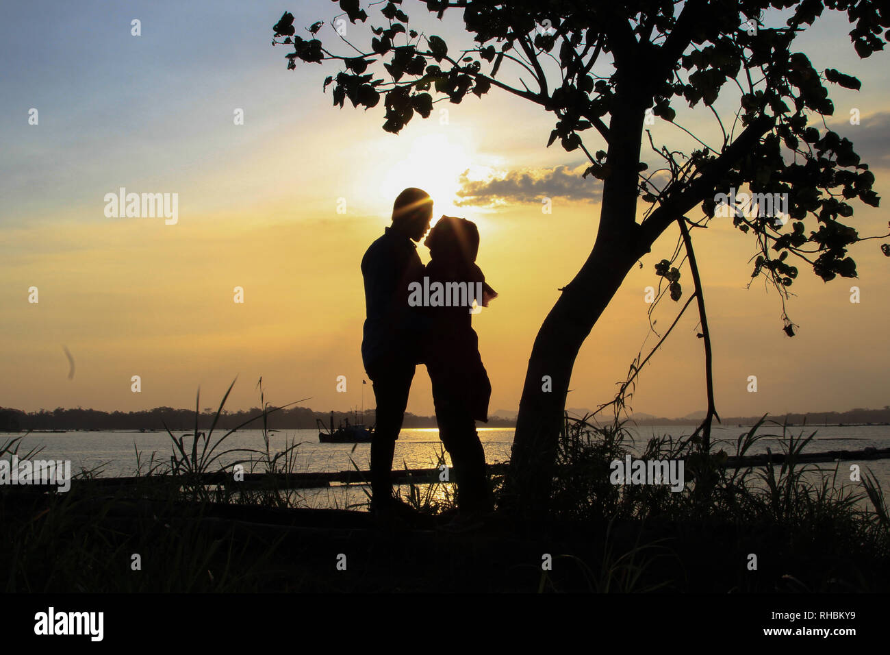 Couple kissing silhouette vintage hi-res stock photography and images ...