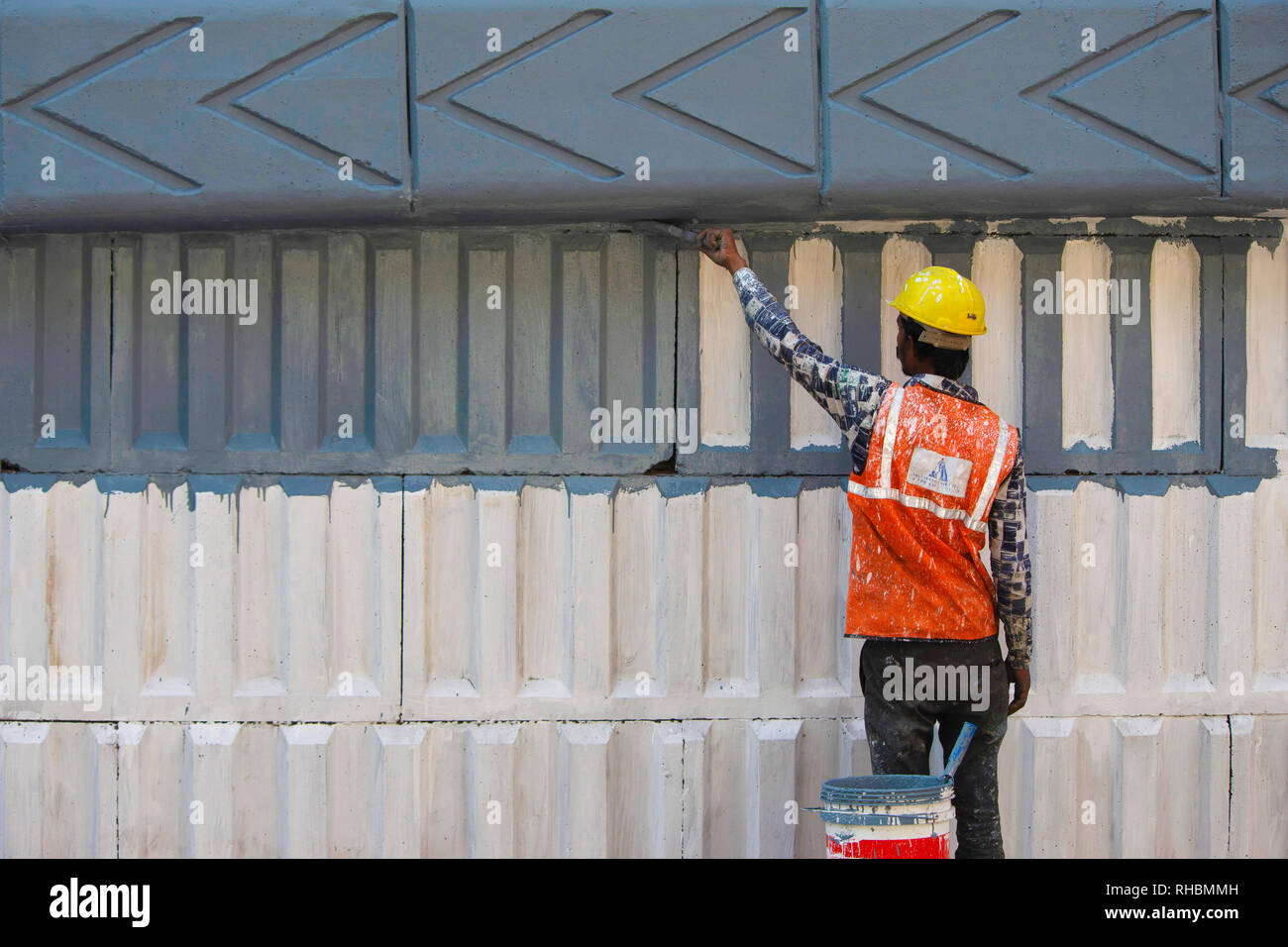 Worker painting a bridge, Maharashtra, India Stock Photo - Alamy