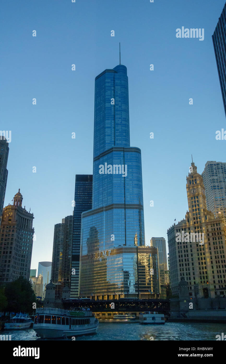 Chicago downtown day time exterior hi-res stock photography and images ...