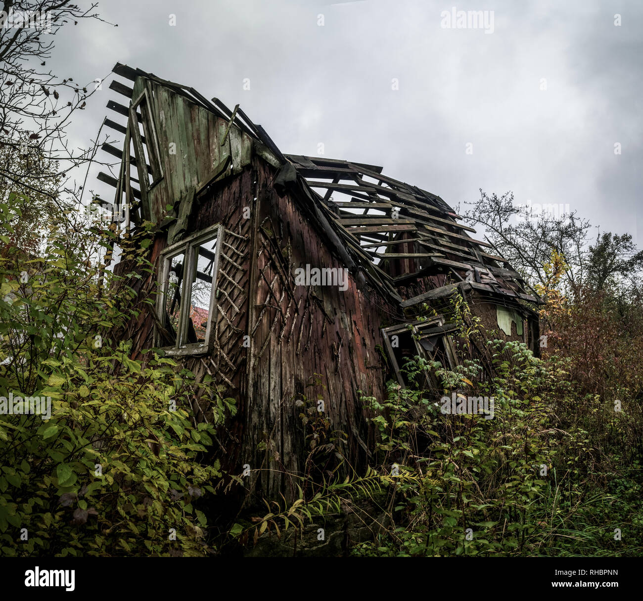 Destroyed wooden house hi-res stock photography and images - Alamy