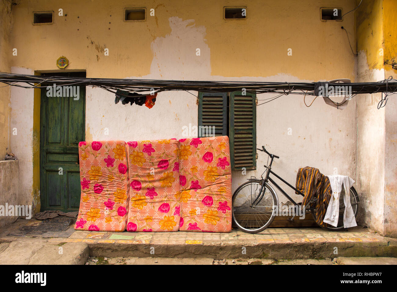Small run down house hi-res stock photography and images - Alamy