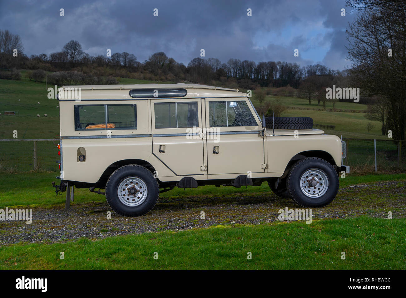 Land rover 109 series hi-res stock photography and images - Alamy
