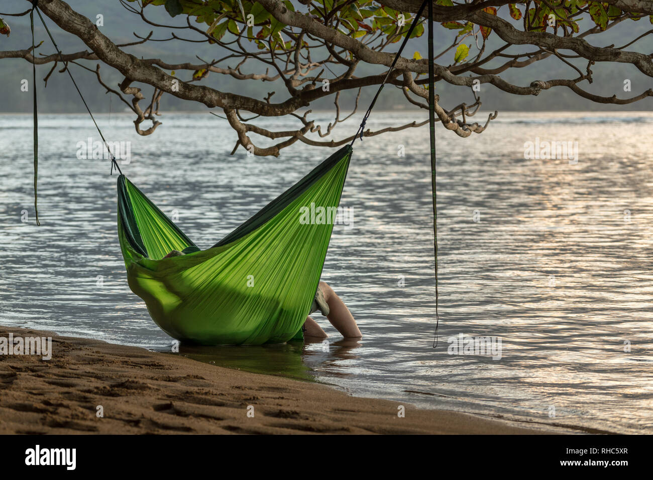 Cuddling by ocean hi-res stock photography and images - Alamy