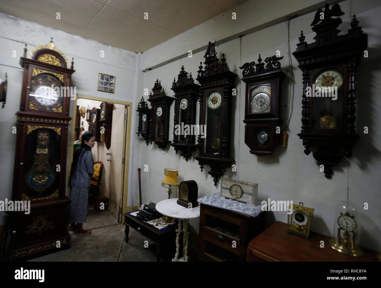 Clock border hi-res stock photography and images - Alamy