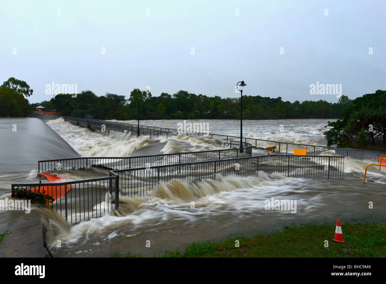 Aplin's weir flooding as the Ross river rises and carries debris onto ...