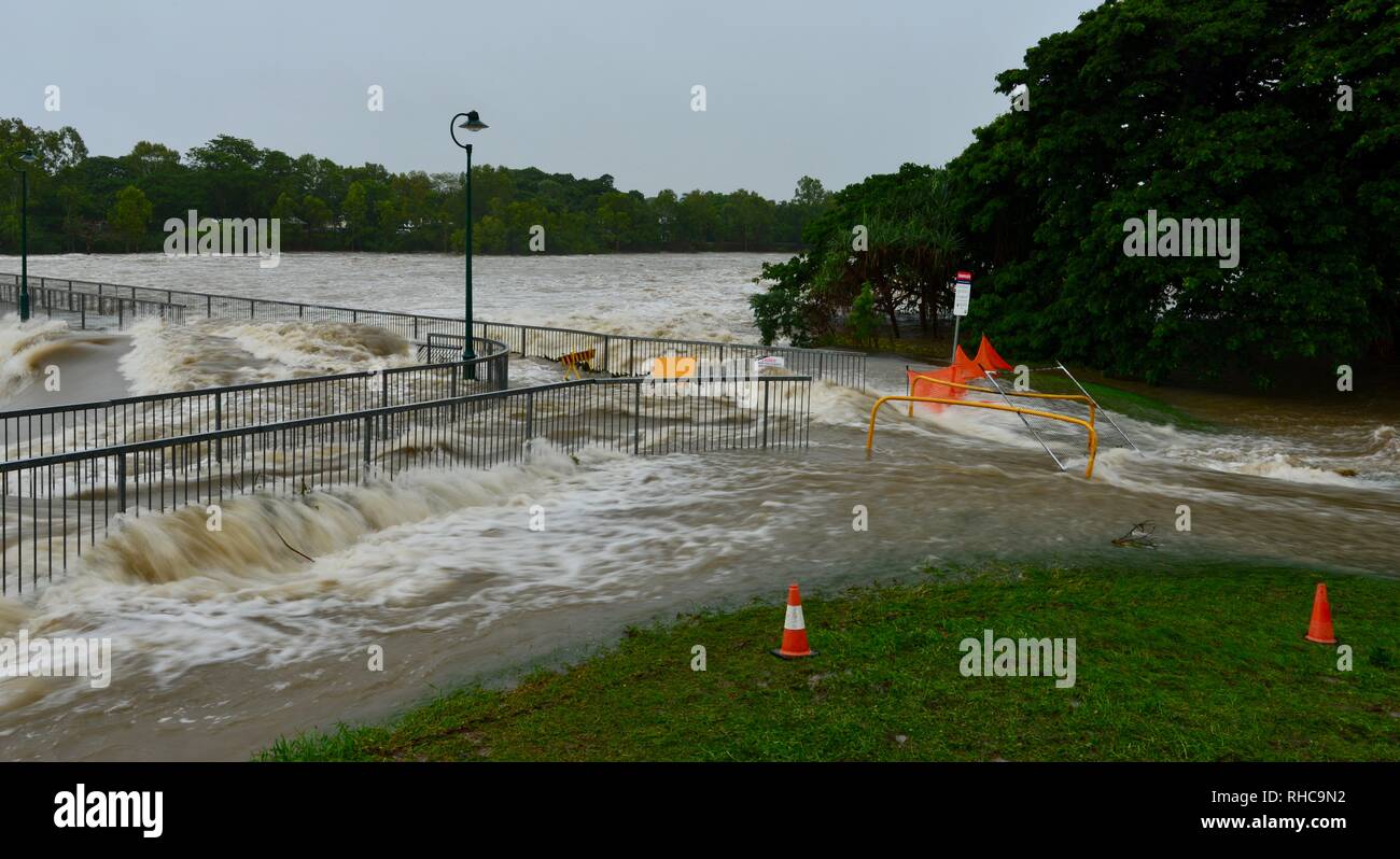 Aplin's weir flooding as the Ross river rises and carries debris onto ...