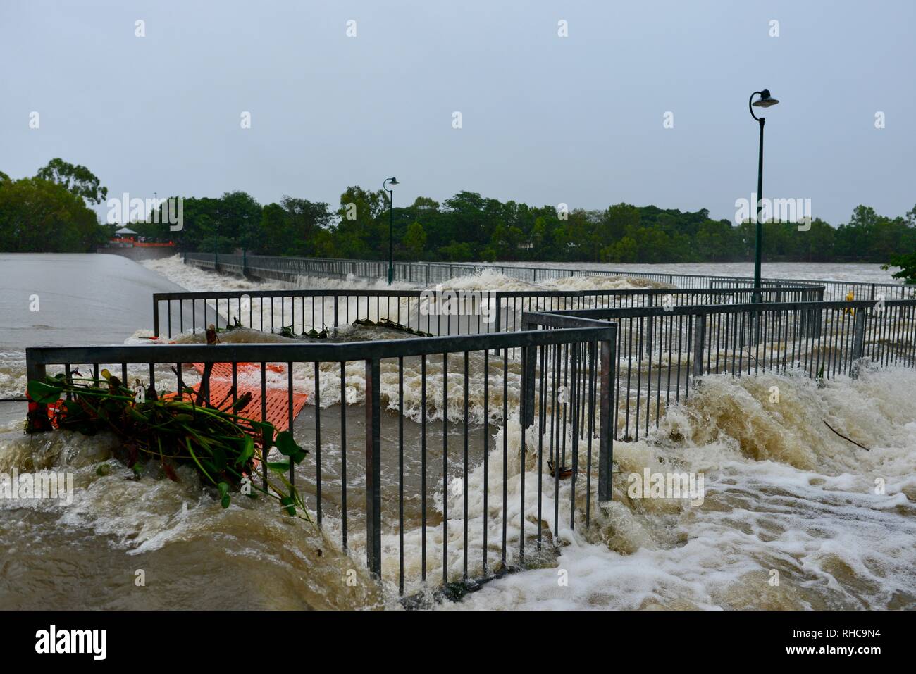 Aplin's weir flooding as the Ross river rises and carries debris onto ...