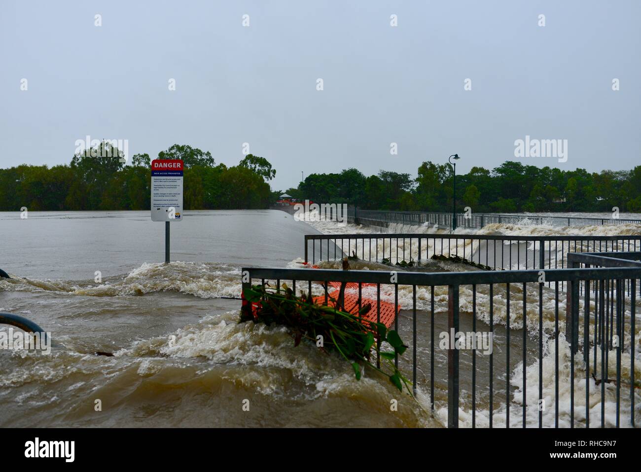 Aplin's weir flooding as the Ross river rises and carries debris onto ...