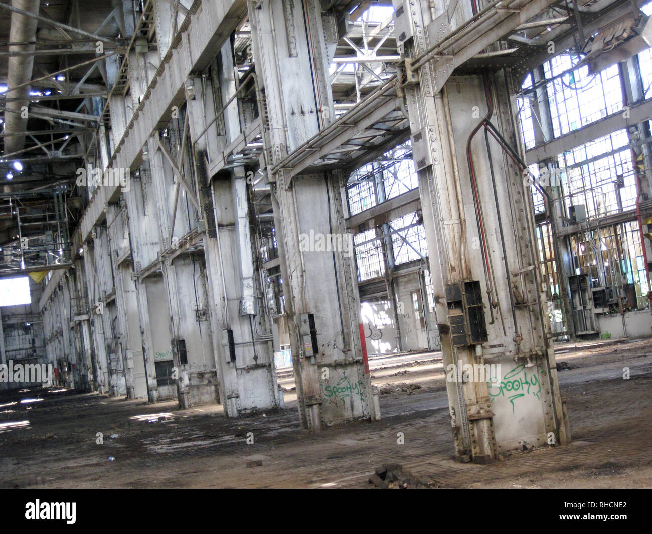 Abandoned warehouse hi-res stock photography and images - Alamy