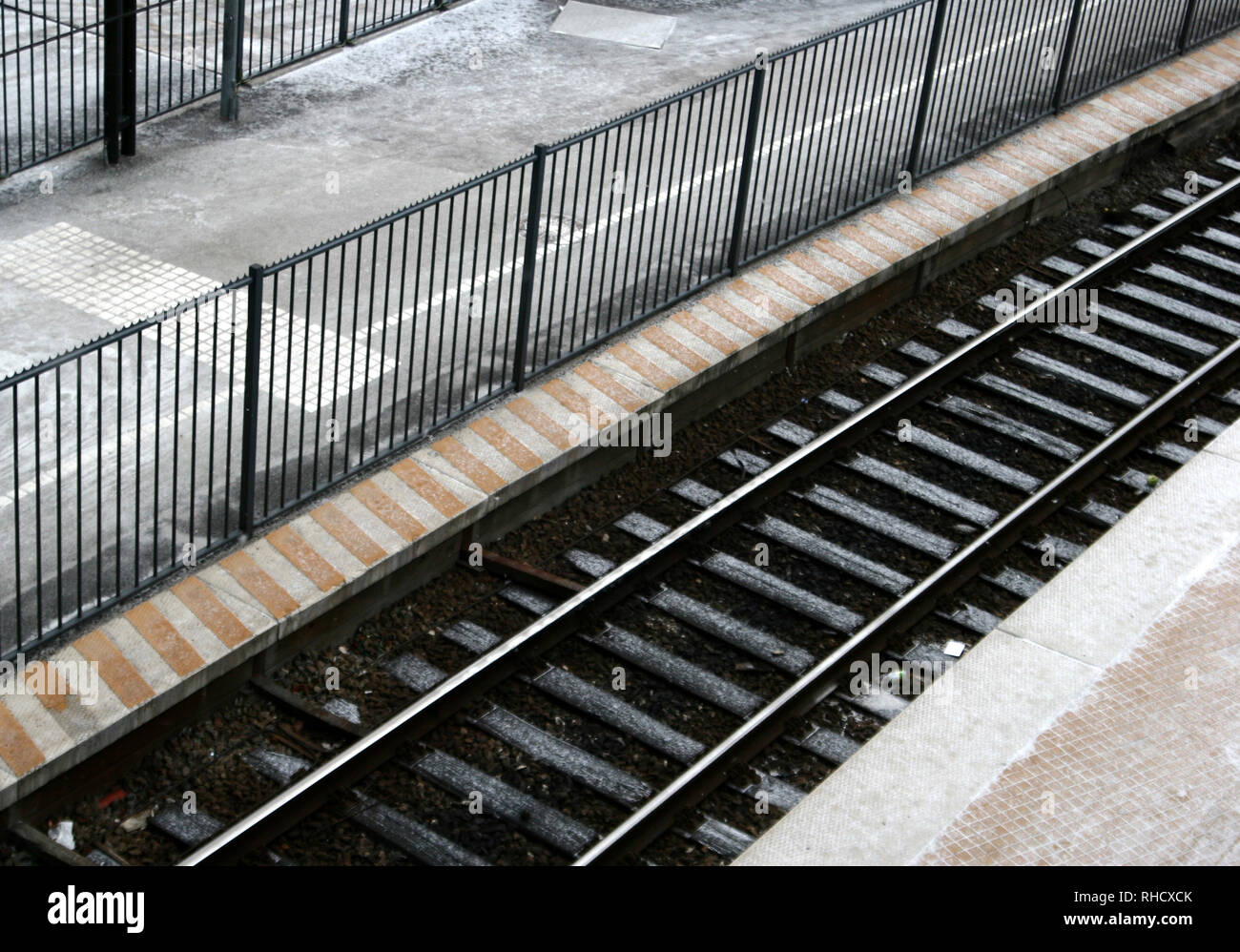 Railway tracks and railway stations hi-res stock photography and images ...