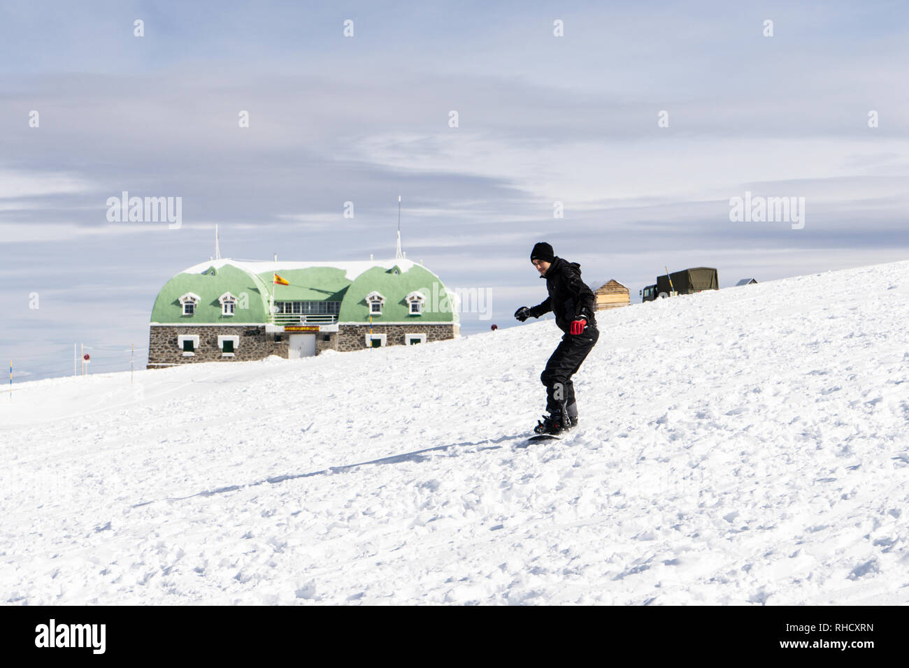 Young man snowboarding at the Sierra Nevada ski resort Stock Photo - Alamy