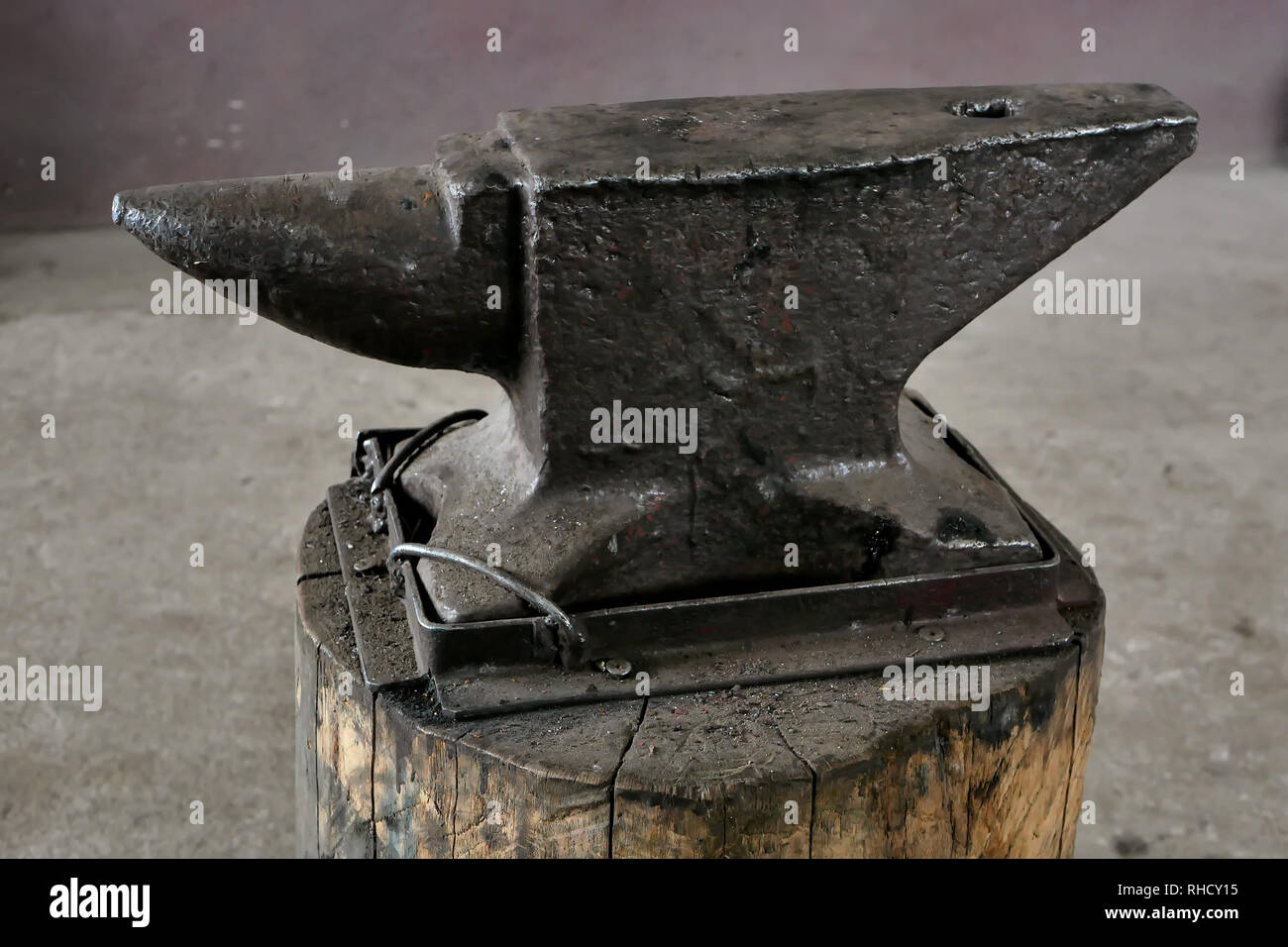 old blacksmith anvil close-up Stock Photo - Alamy