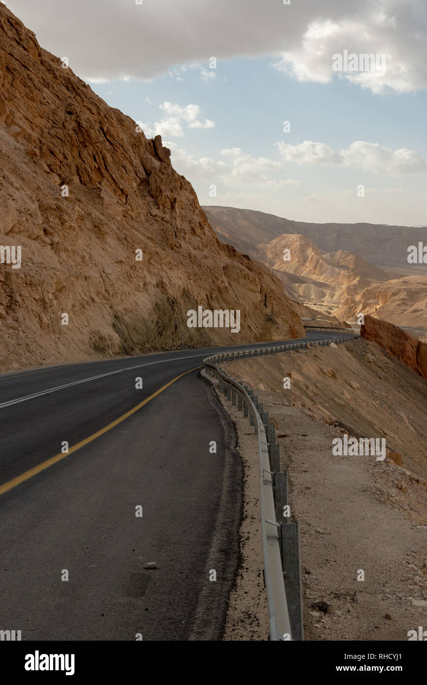 Route 40 through Mitzpe Ramon in Southern Israel Stock Photo - Alamy