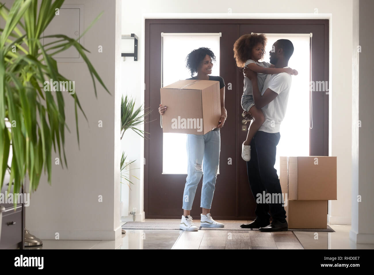Family enter house kid hi-res stock photography and images - Alamy