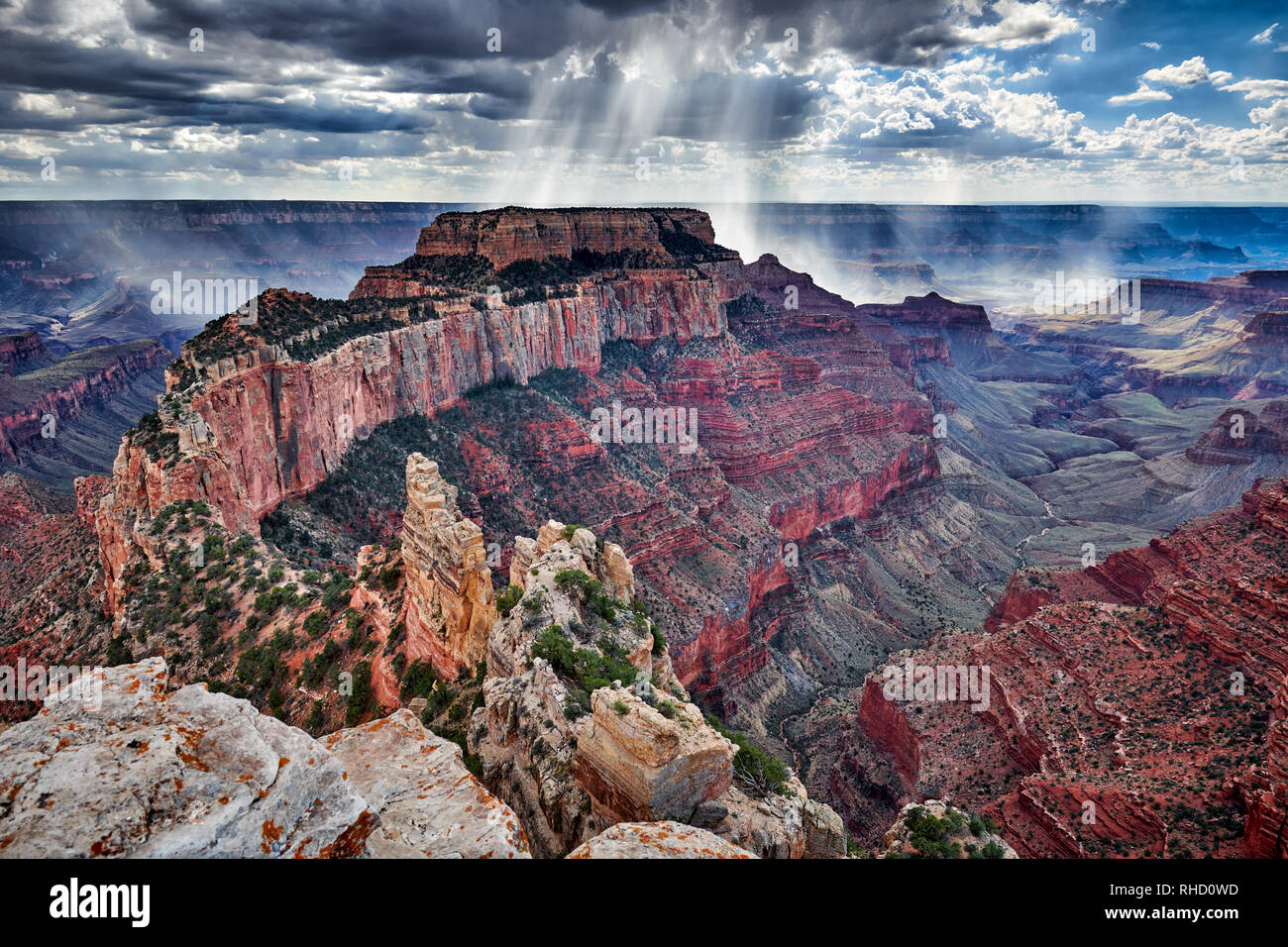 thunderstorm and sun beams over Grand Canyon, Wotans Throne, Cape Royal ...