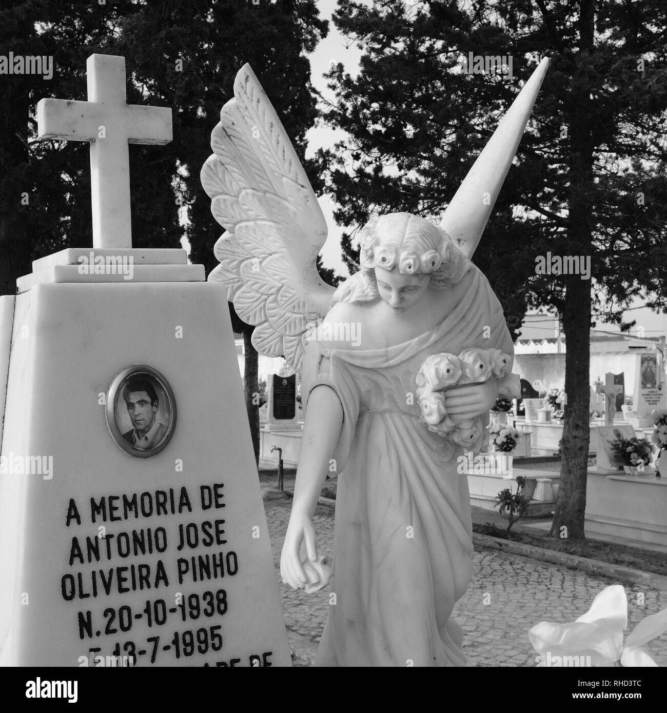 Angels statue graveyard Black and White Stock Photos & Images - Alamy