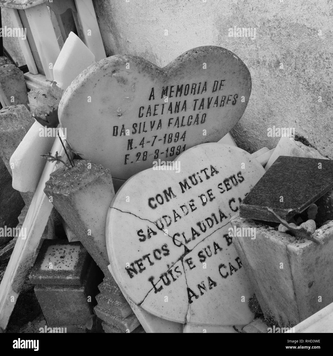 Angels statue graveyard Black and White Stock Photos & Images - Alamy