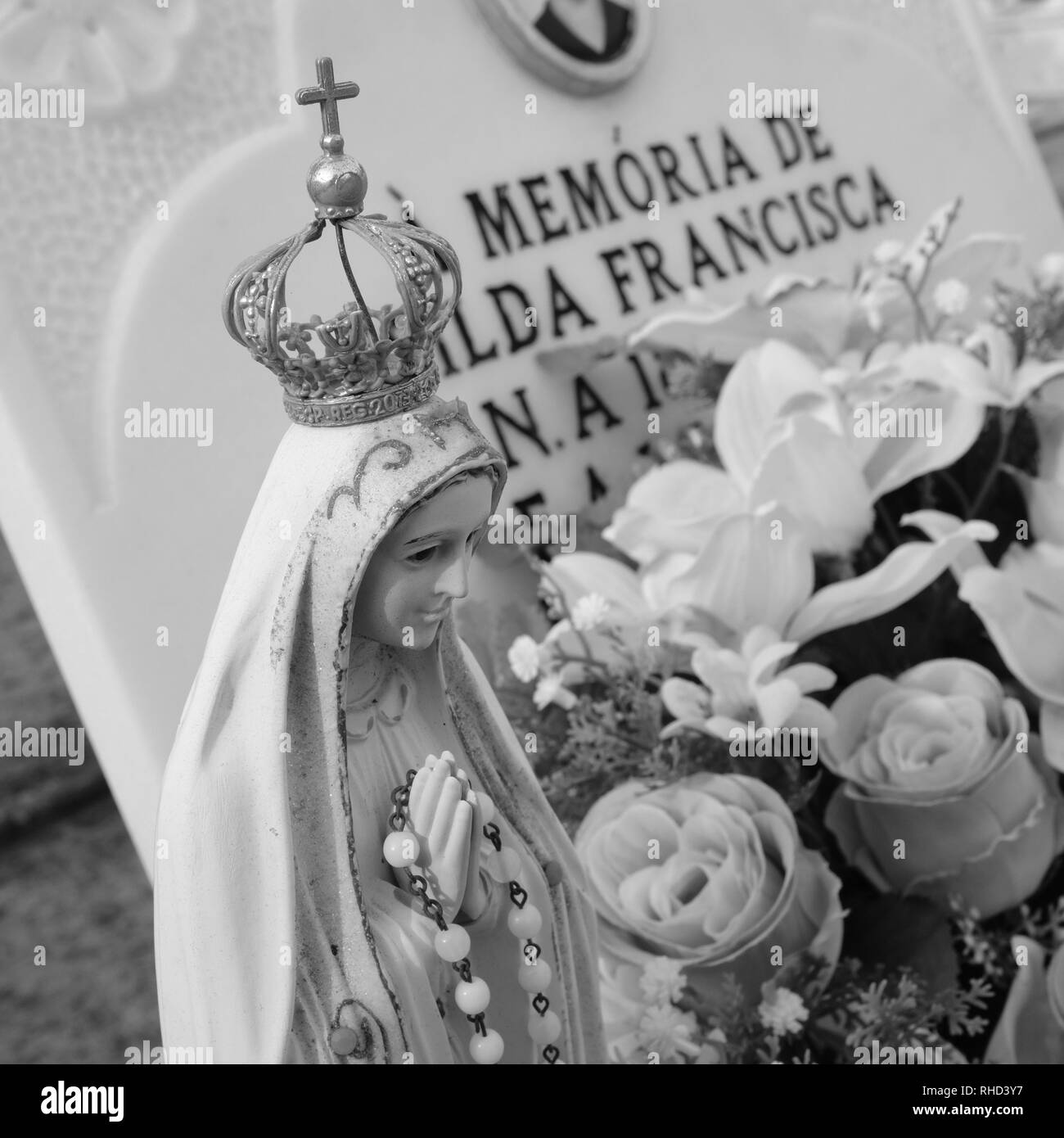 Samouco Cemetary Lisbon Portugal Angels headstones graves Stock Photo ...