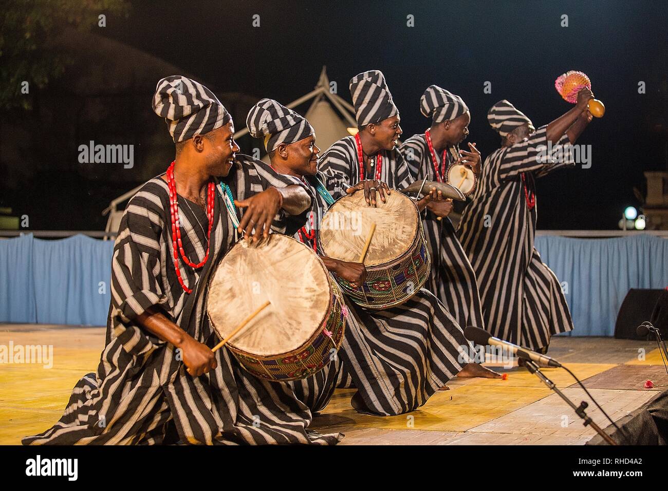 African traditional dance dress hi-res stock photography and images - Alamy
