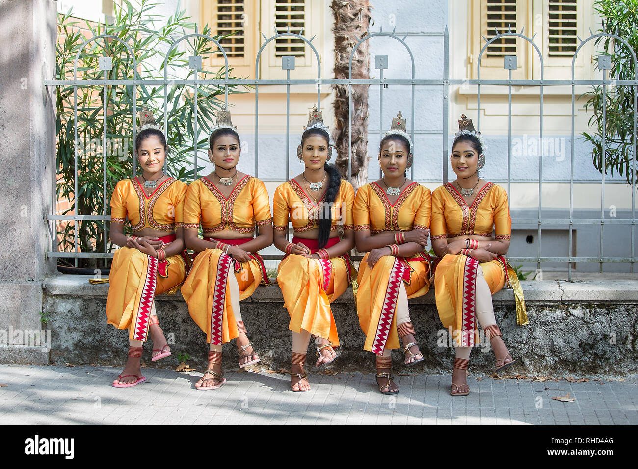 Sri lanka traditional dress hi-res stock photography and images - Alamy