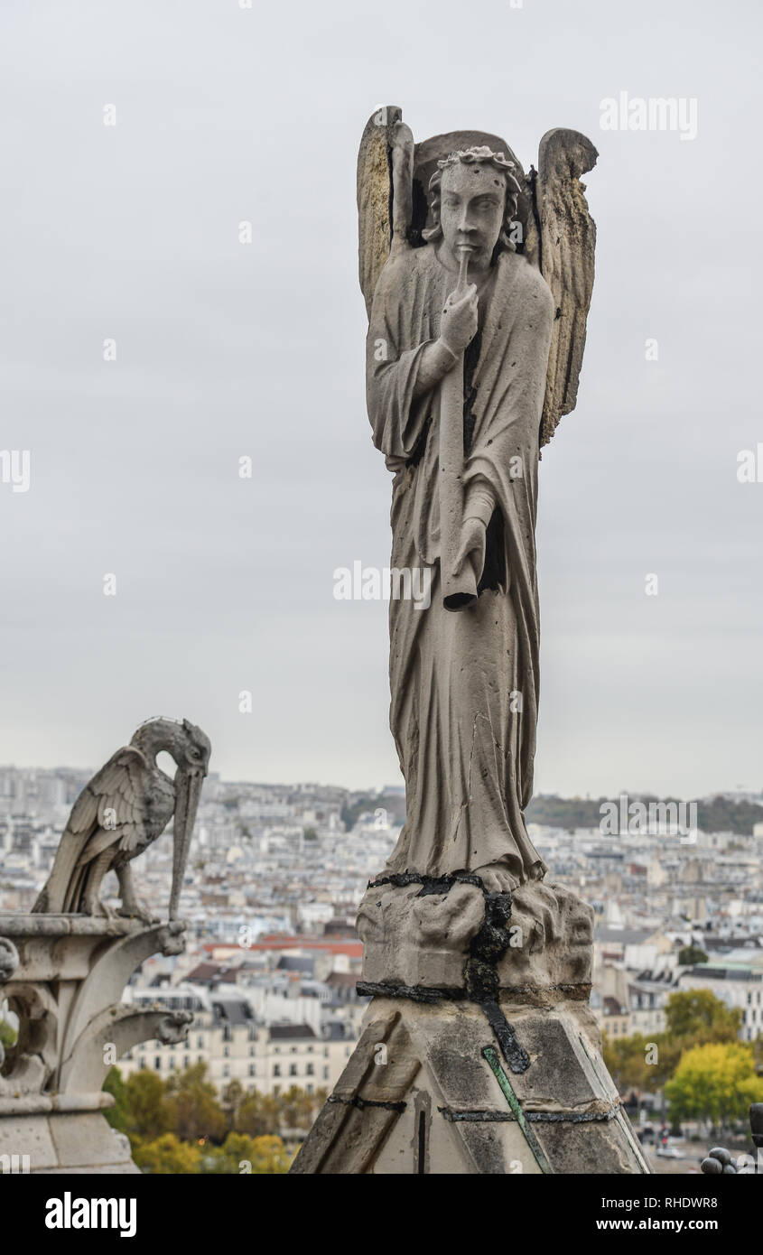 Angel Statue On Top Building Stock Photos & Angel Statue On Top ...