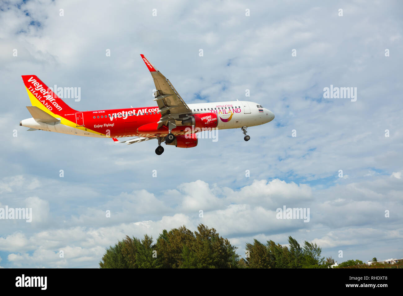 Airbus a320 flies in hi-res stock photography and images - Alamy