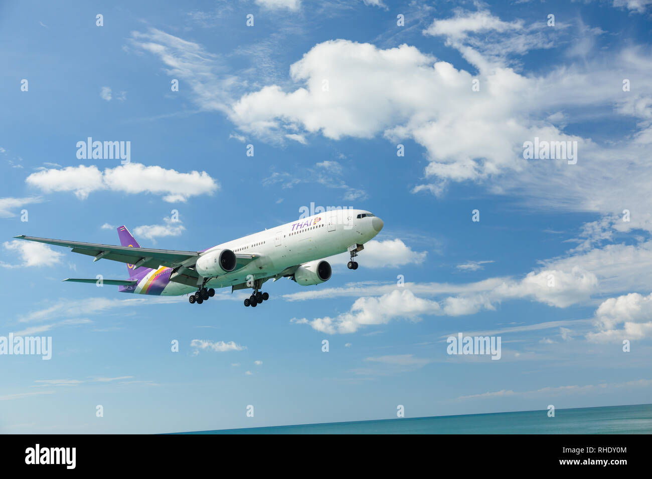 Boeing 777 flying overhead Stock Photo - Alamy