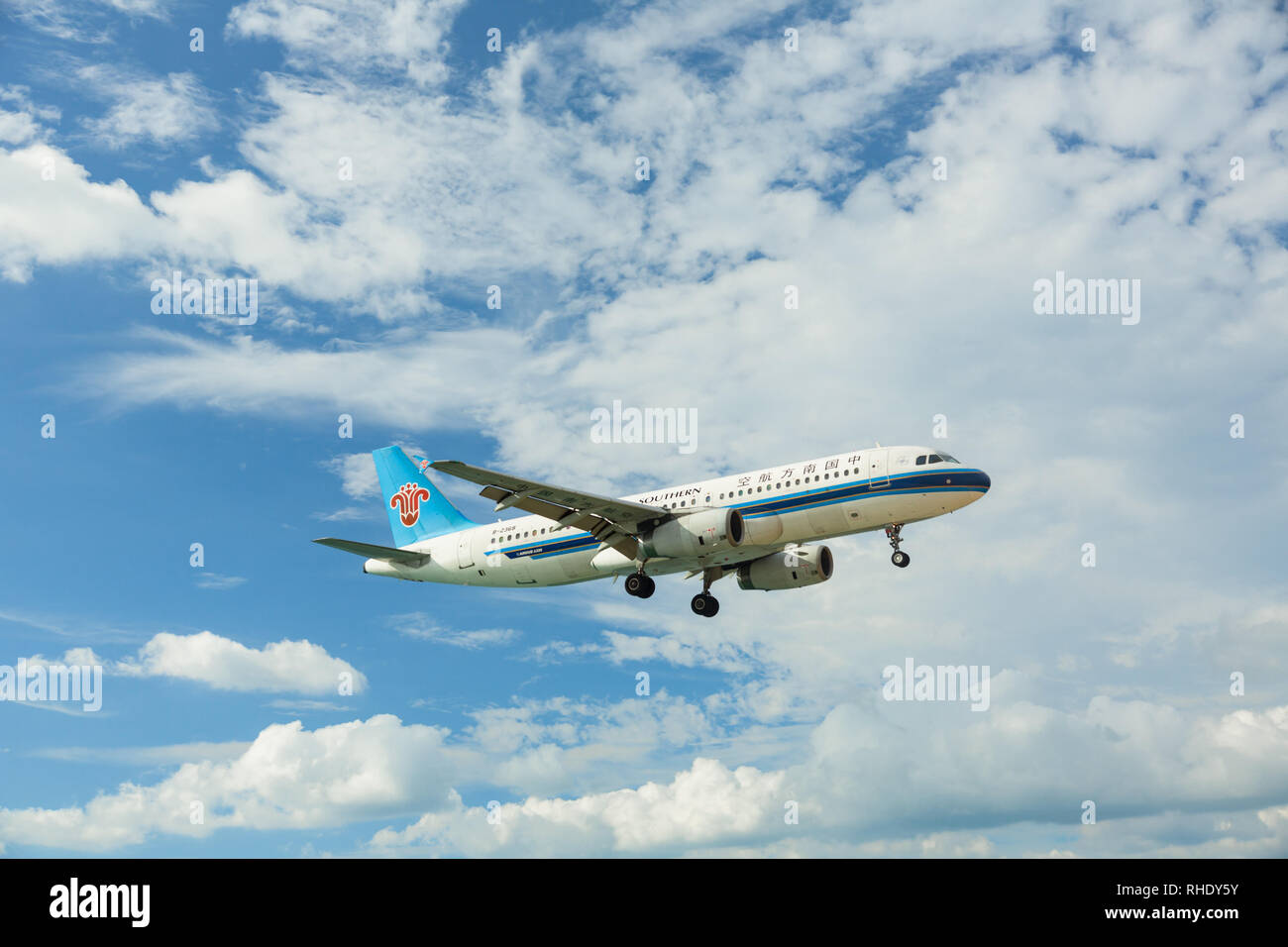 Airbus A320 flying overhead Stock Photo - Alamy