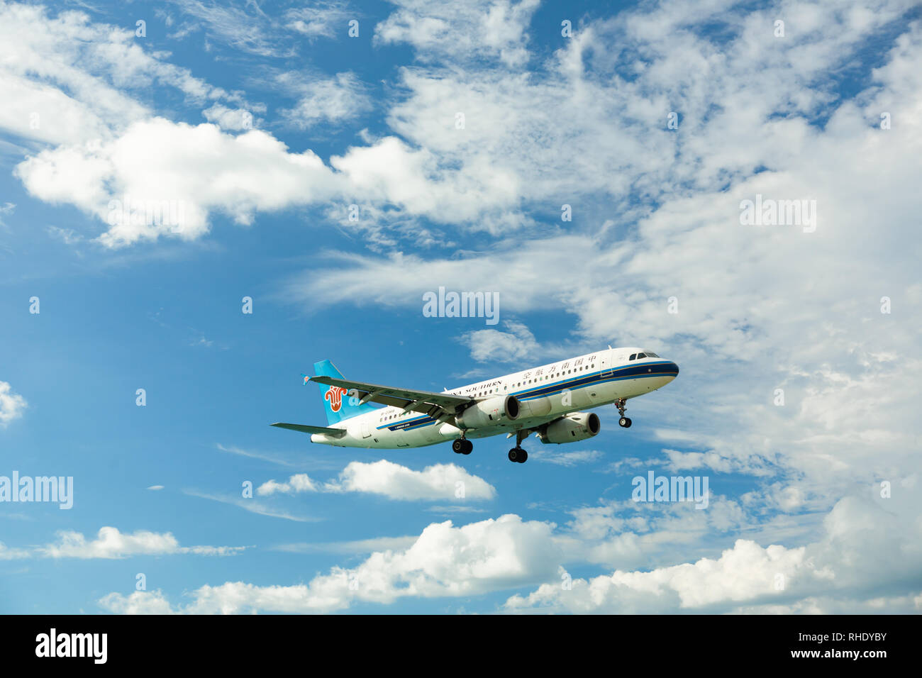 Airbus A320 flying overhead Stock Photo - Alamy