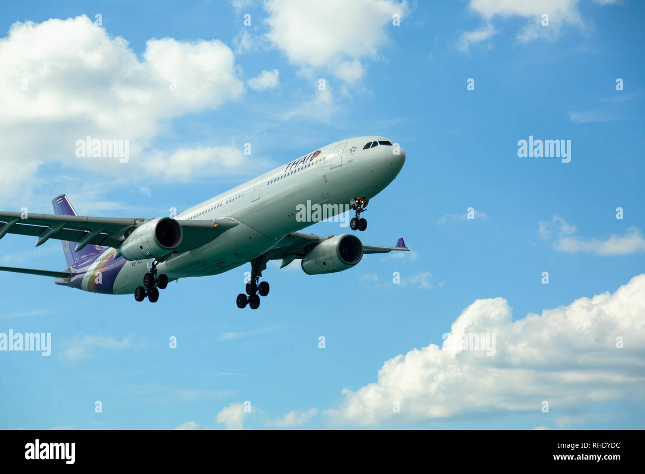 Aircraft flying overhead hi-res stock photography and images - Alamy