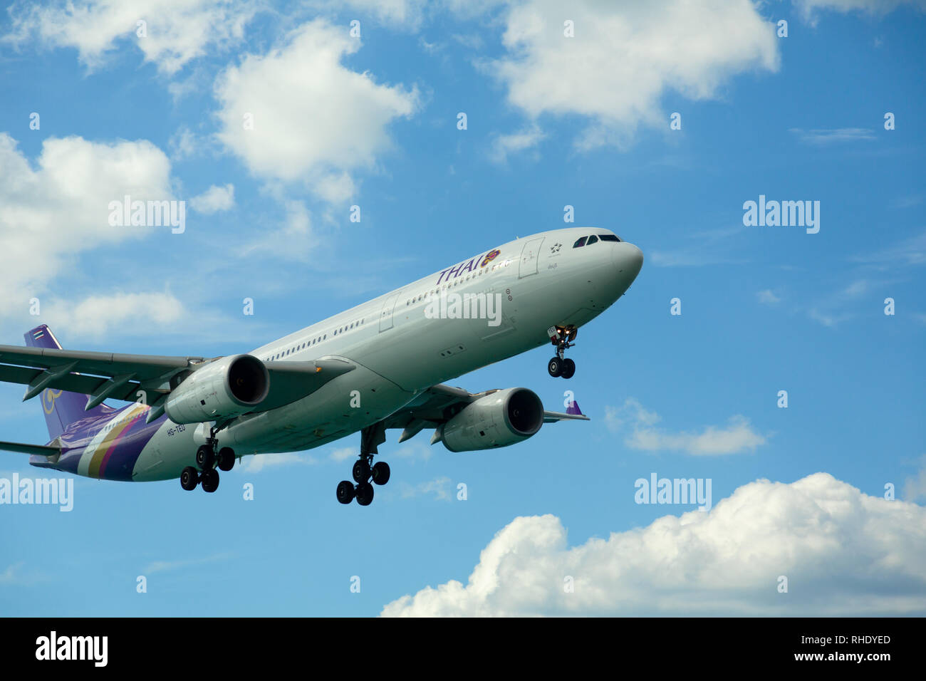 Aircraft flying overhead Stock Photo - Alamy