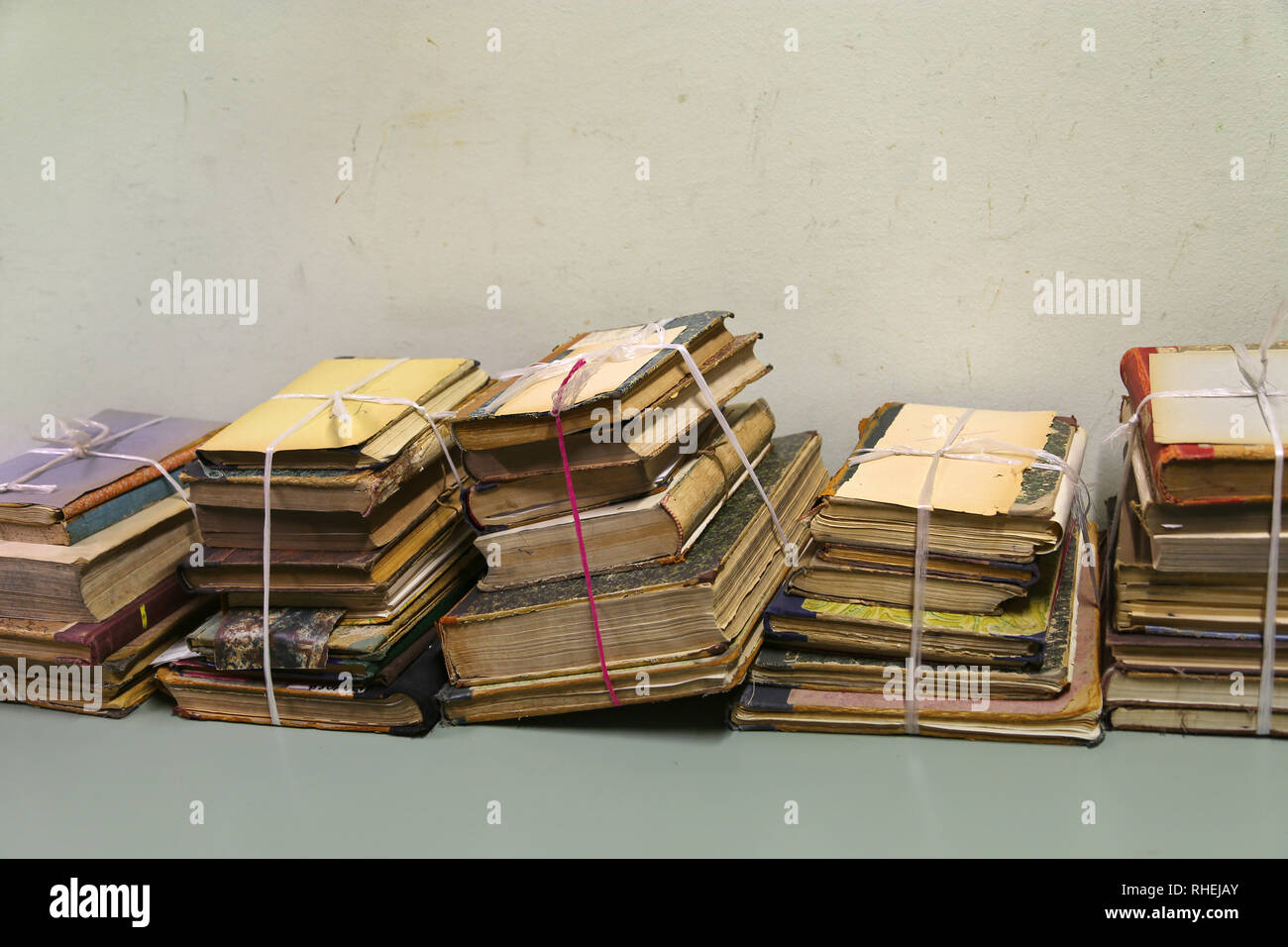 Stacks of old books hi-res stock photography and images - Alamy