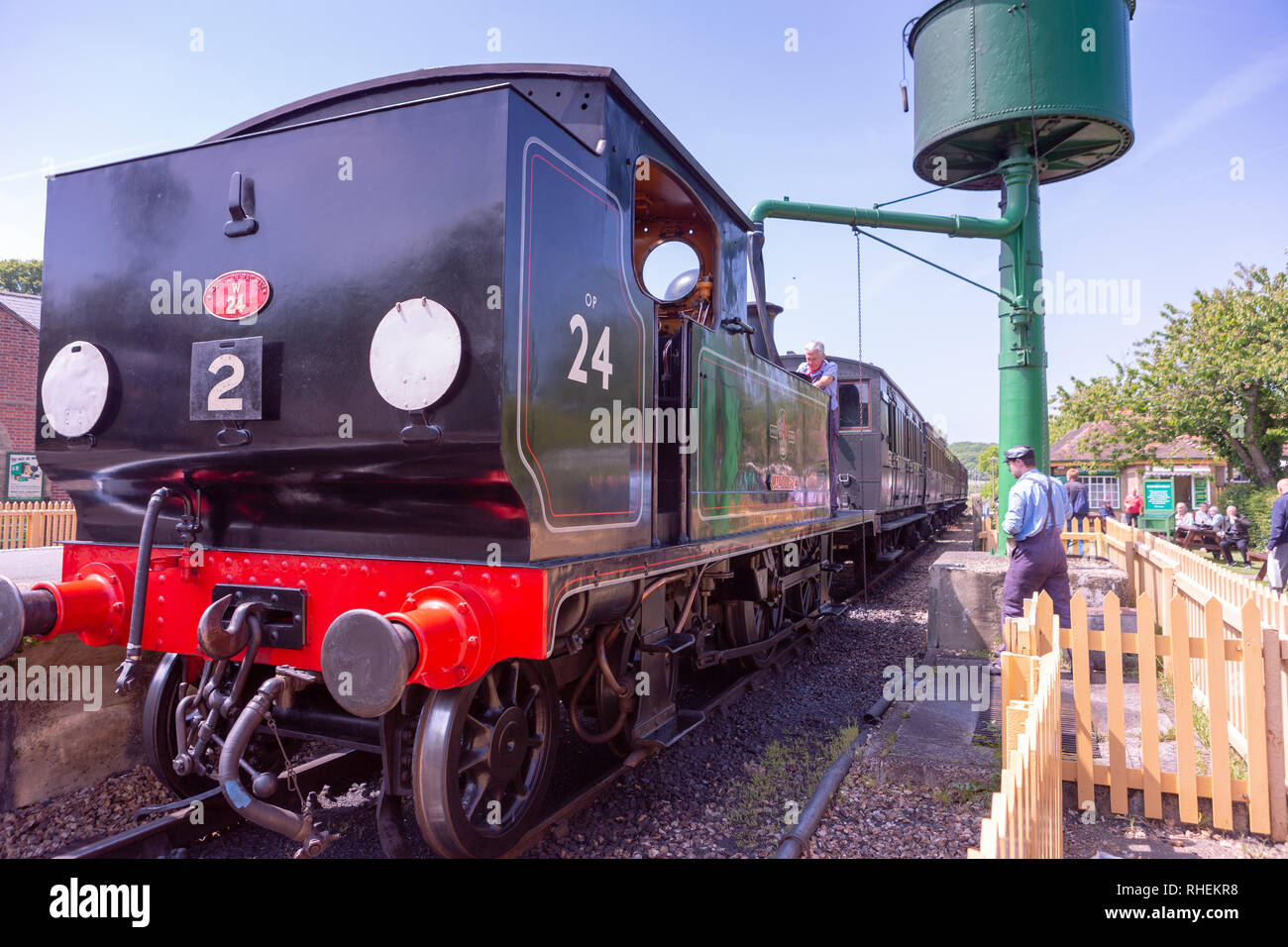 Filling the Water Tanks of O2 Class Steam Engine, W24 'Calbourne' at ...