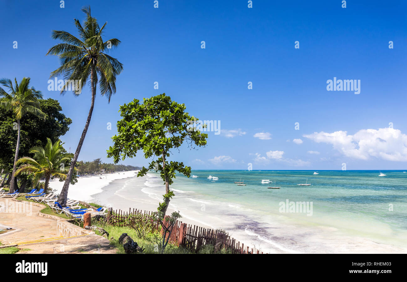 Amazing Diani beach seascape with white sand and turquoise Indian Ocean ...