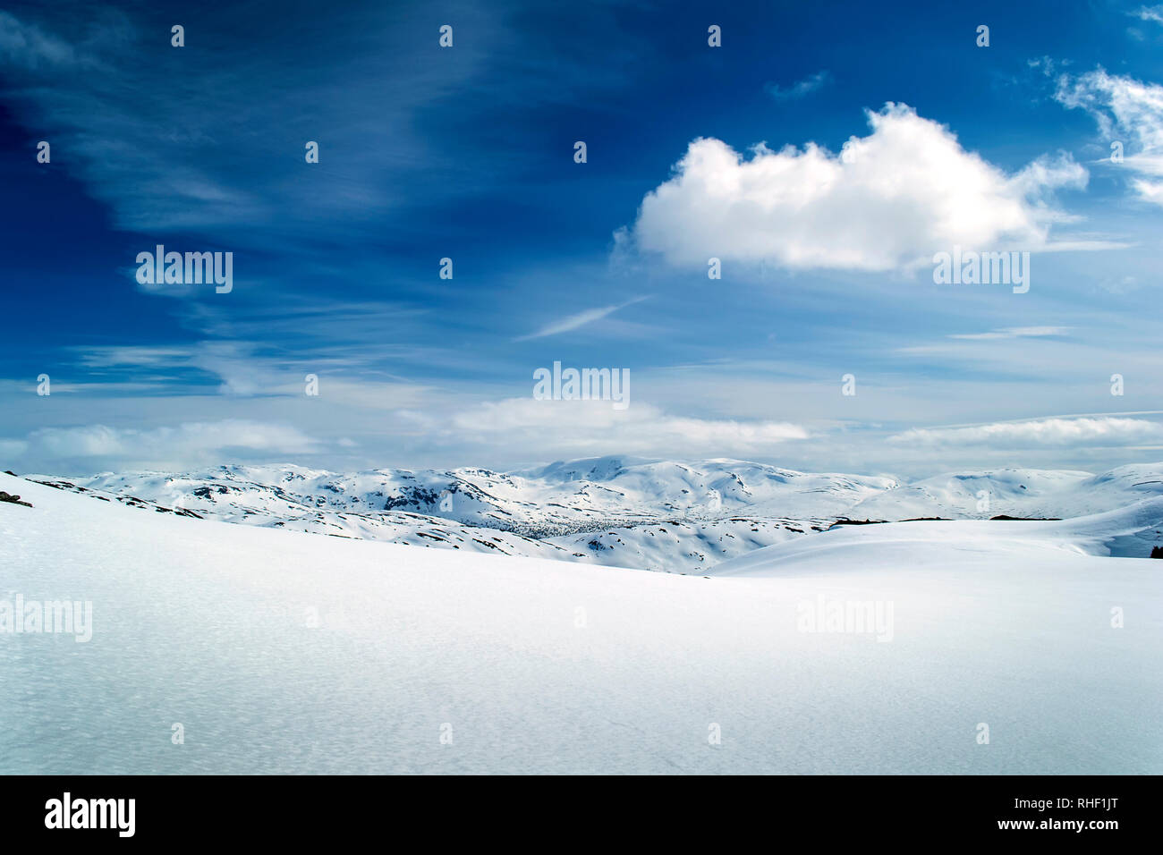 Pure white snow hi-res stock photography and images - Alamy