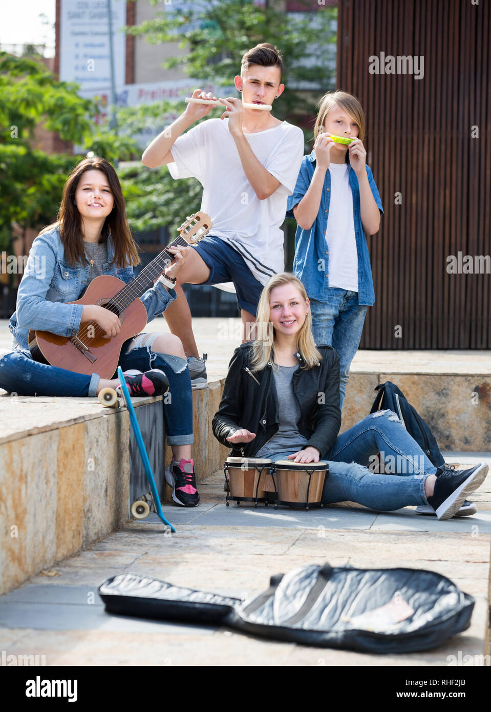 Happy kids playing instruments hi-res stock photography and images - Alamy