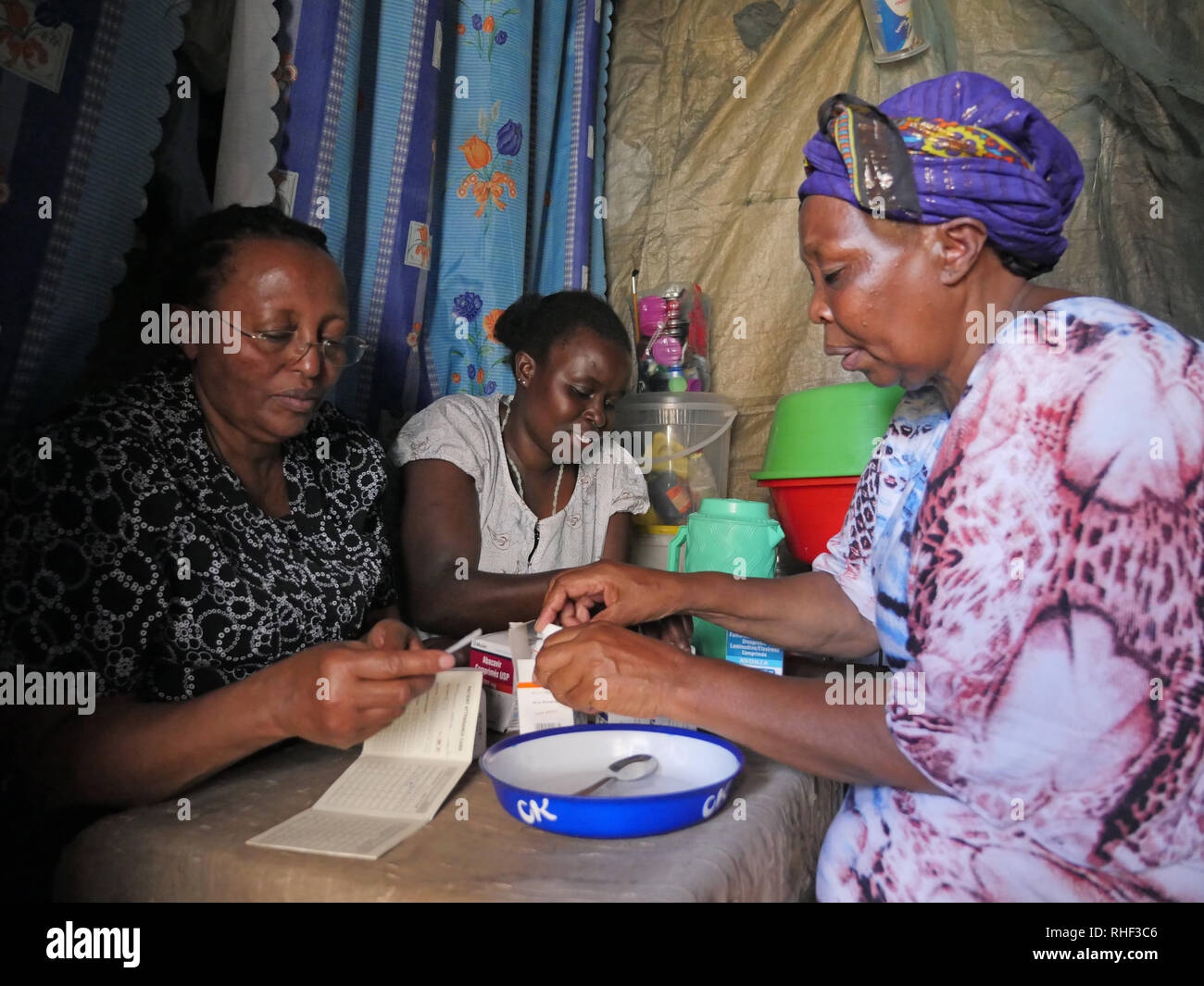 KENYA - photo by Sean Sprague Visiting "Annabel" who is HIV+, Mathare ...