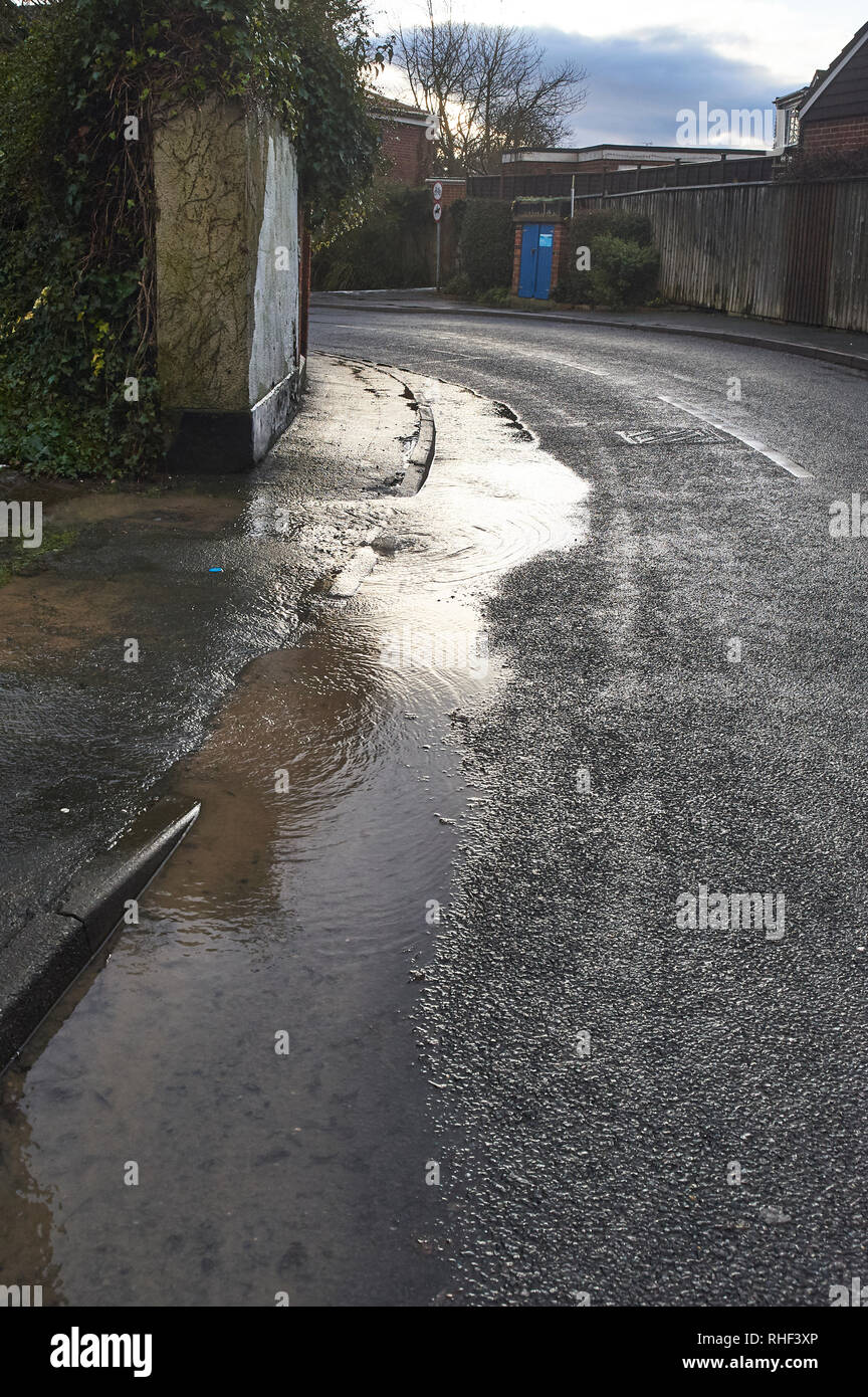 Burst water main (Pipe) in a main road Stock Photo - Alamy
