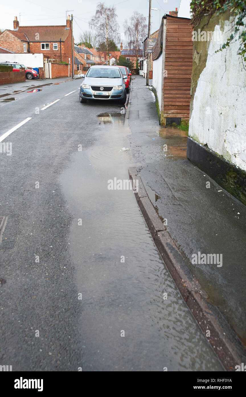 Burst water main (Pipe) in a main road Stock Photo - Alamy