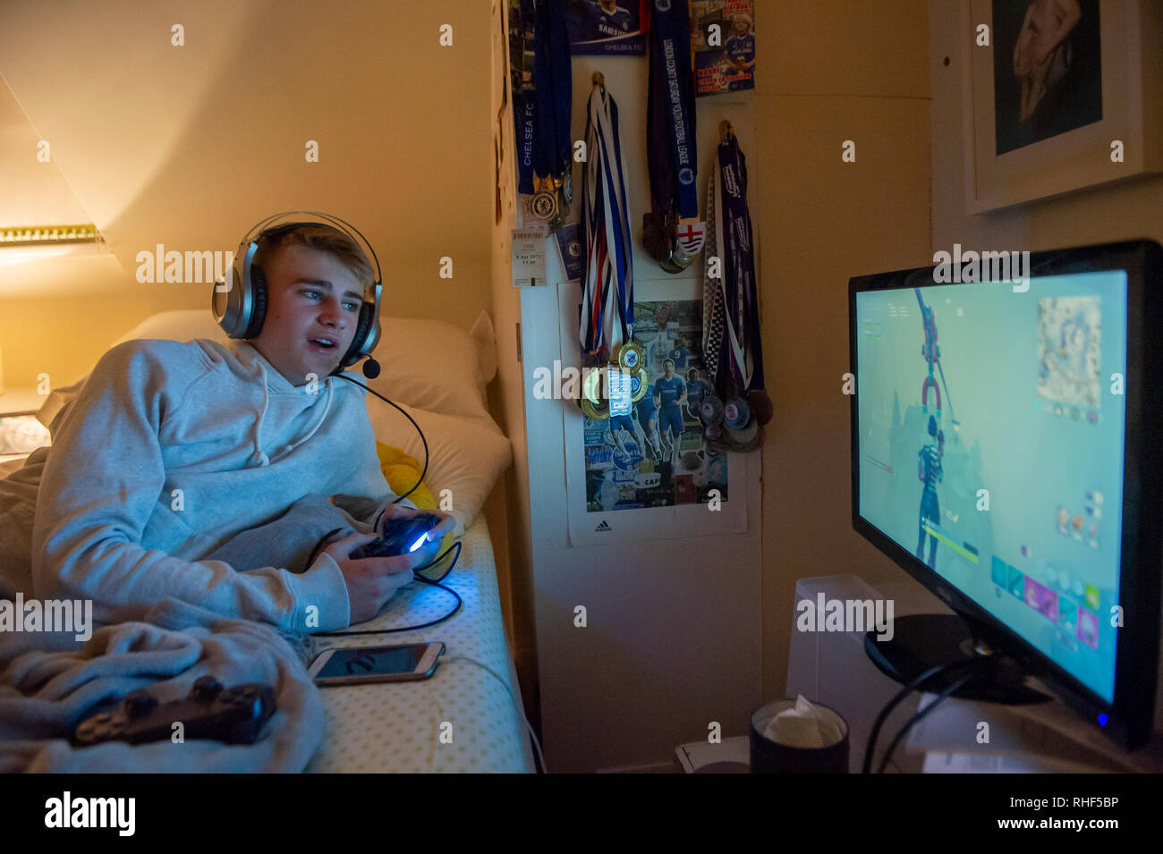 Boy playing fortnite hi-res stock photography and images - Alamy