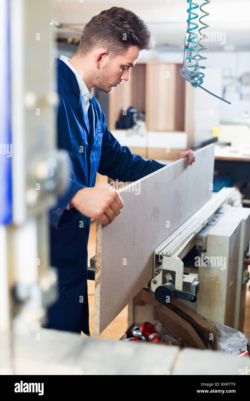 Guy fixing hi-res stock photography and images - Alamy