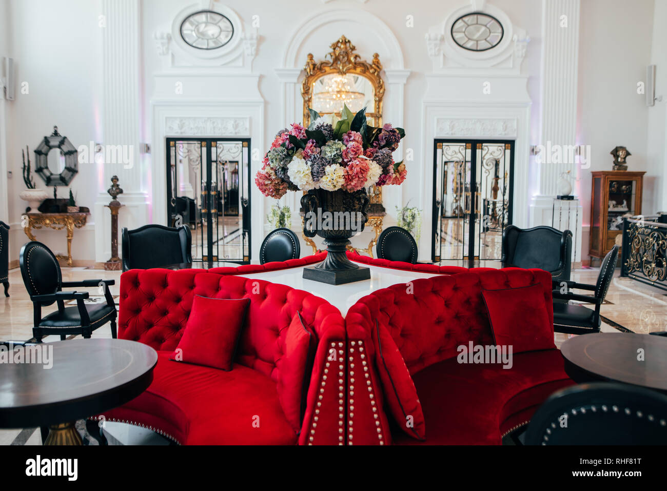 Hotel - main entrance, luxurious hall and couch Stock Photo - Alamy