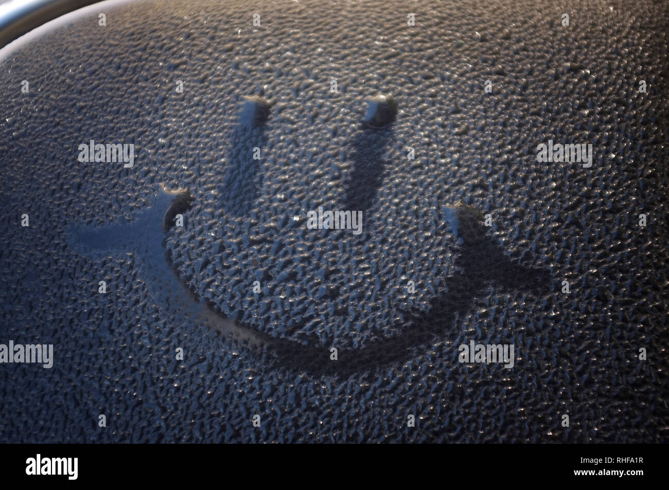 Foggy glass on window with drawn Smiley happy Stock Photo - Alamy