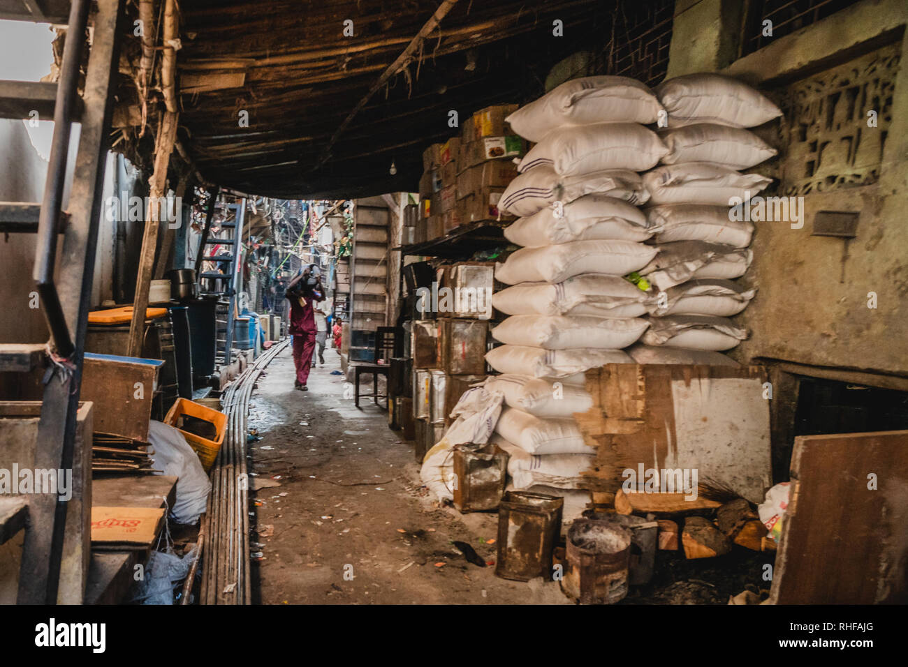 view from inside the dharavi slum in mumbay india Stock Photo - Alamy