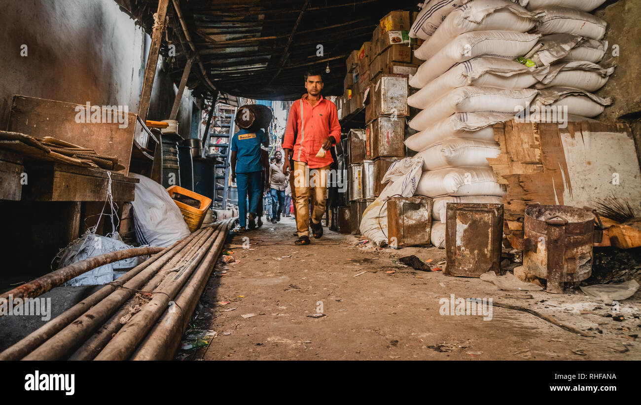 working day inside the dharavi slum in mumbay india Stock Photo - Alamy