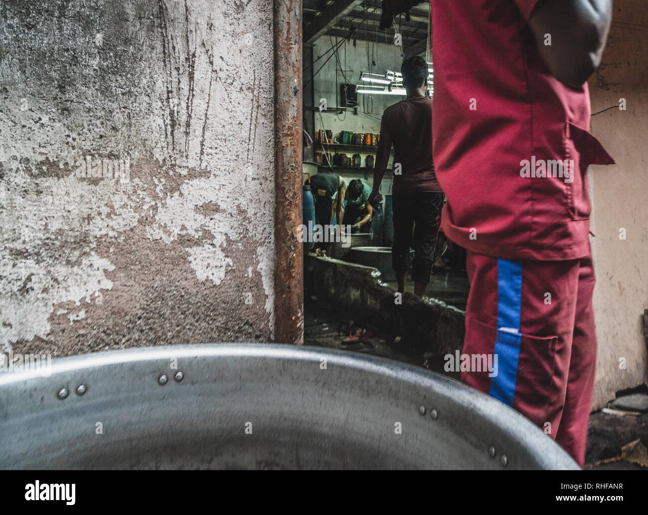 Dharavi slum people hi-res stock photography and images - Alamy